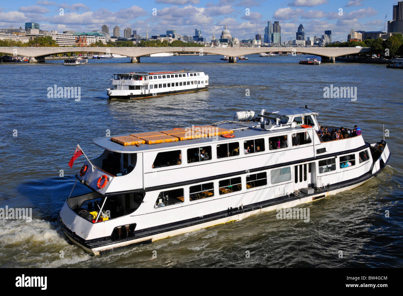 Thames tour boats hi-res stock photography and images - Alamy