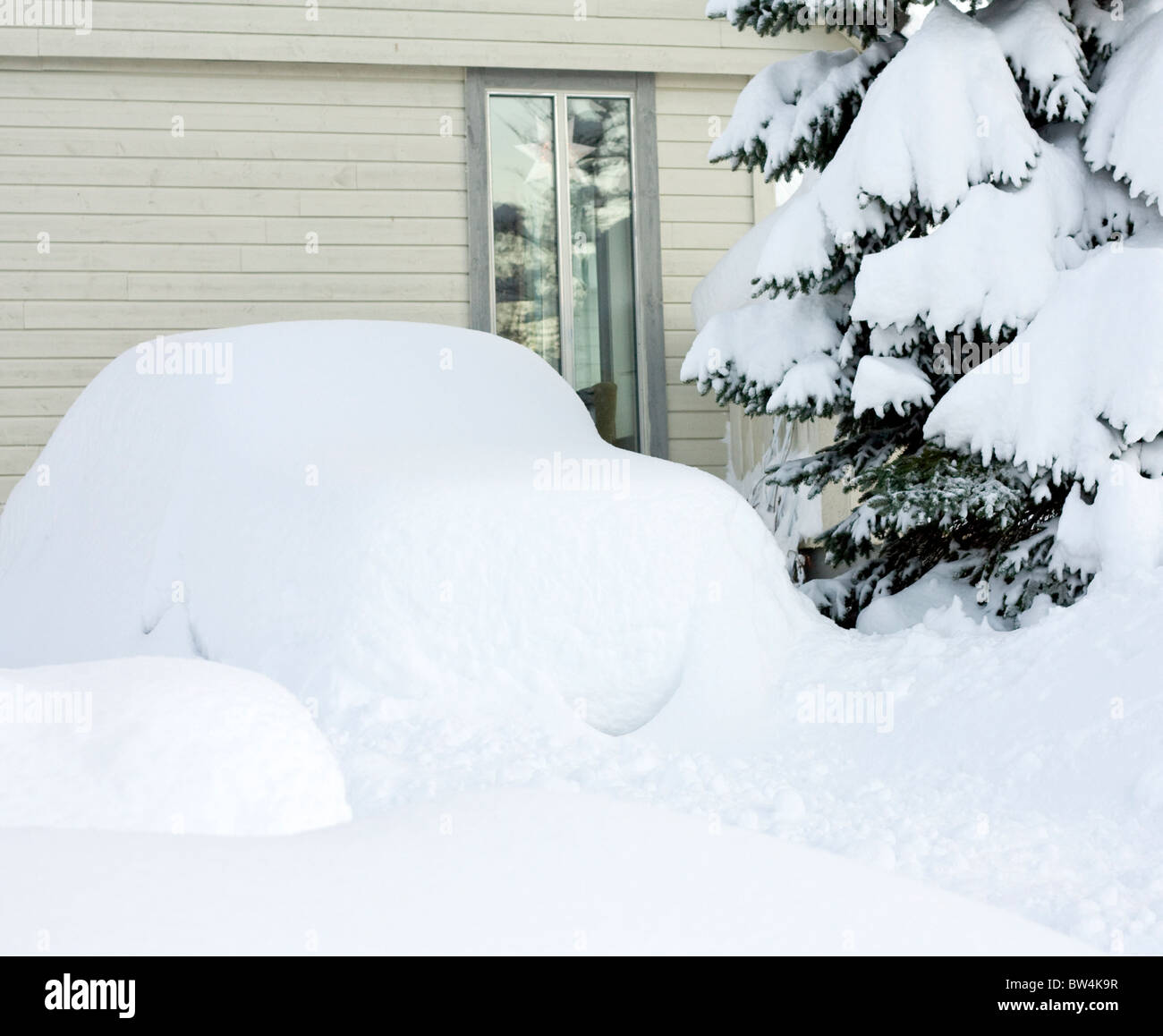 Car parked outside a house, completely covered with snow Stock Photo ...