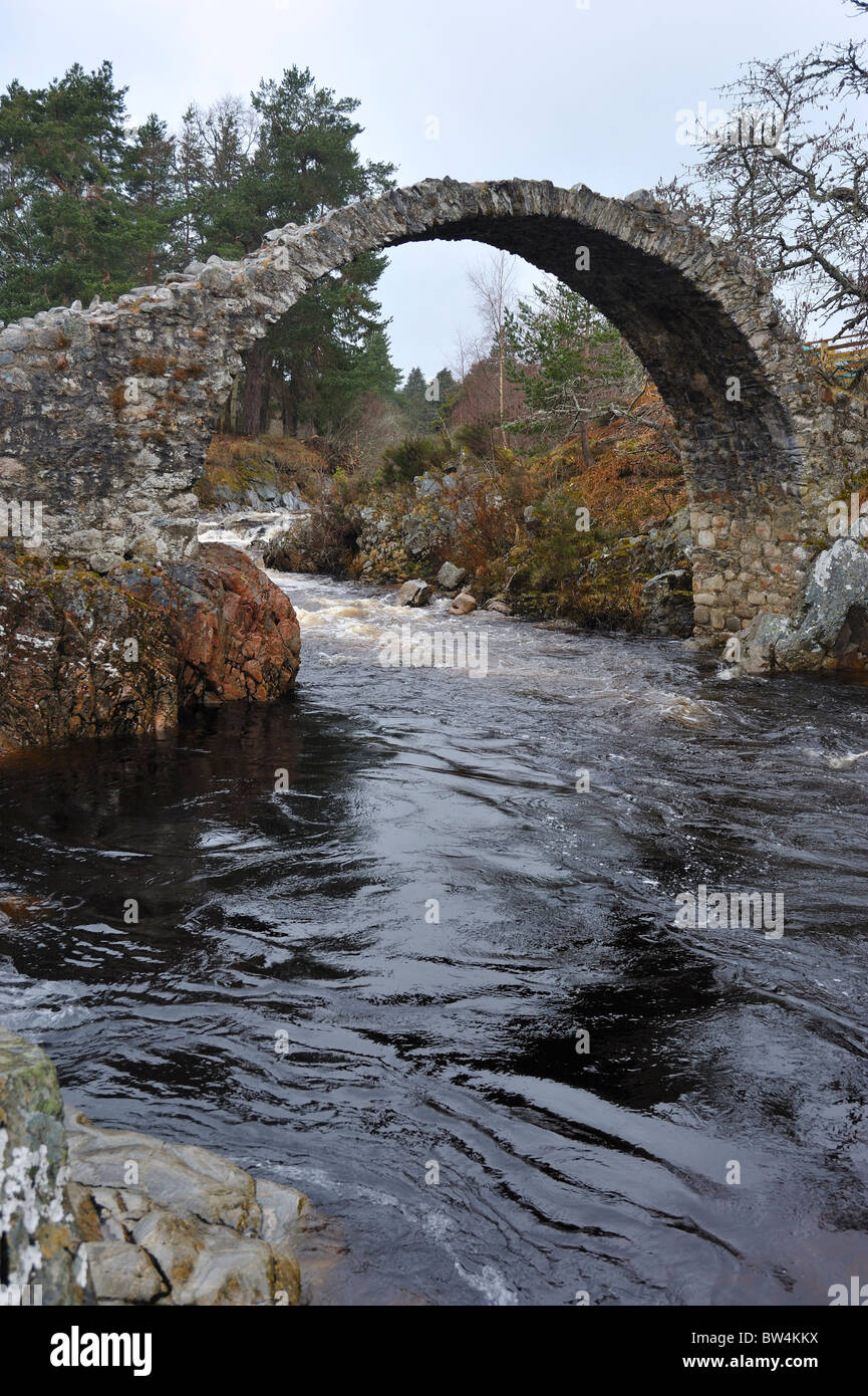 Old packhorse bridge over the River Dulnain, Carrbridge, Cairngorms ...