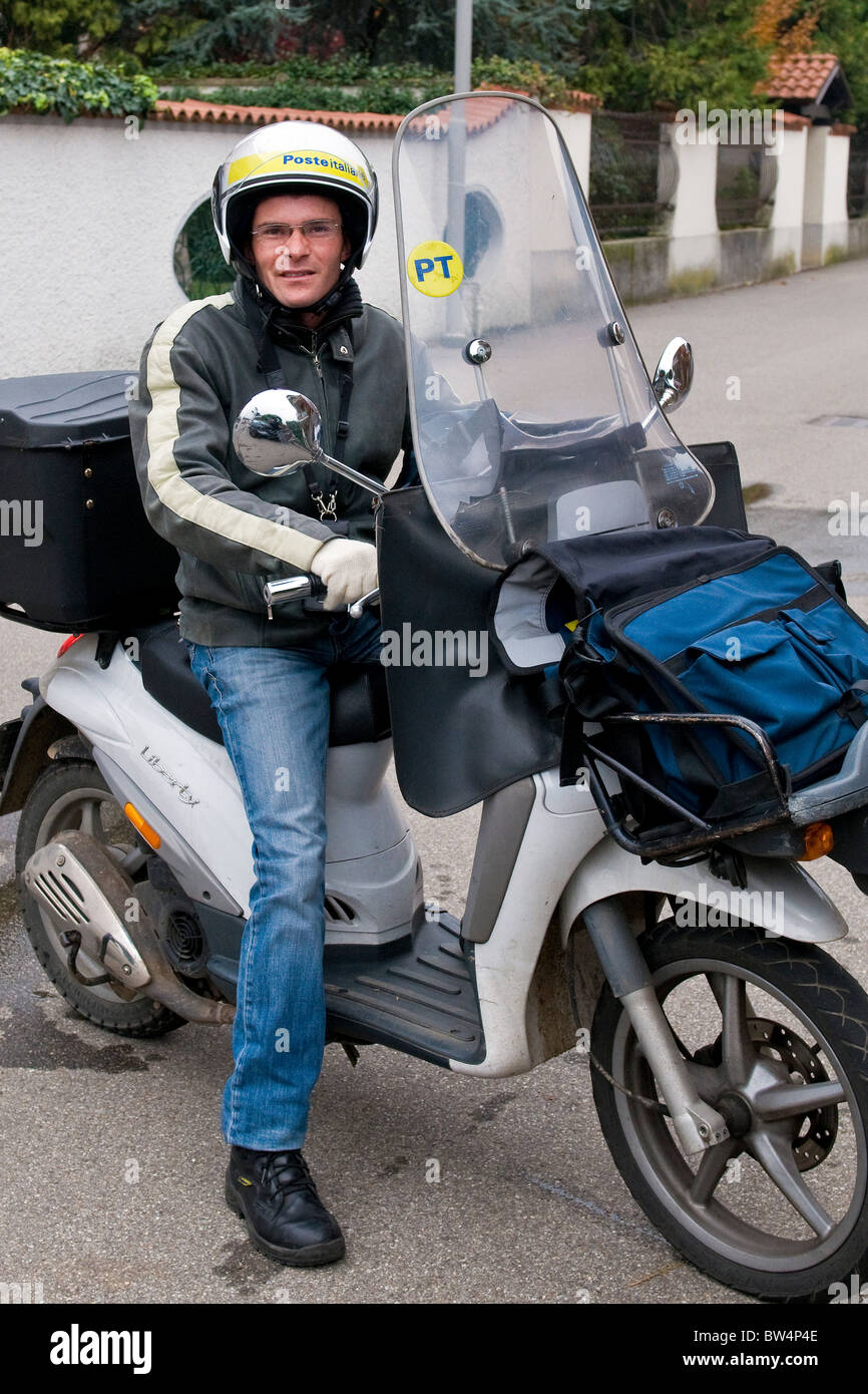 Letters and postcards hi-res stock photography and images - Alamy