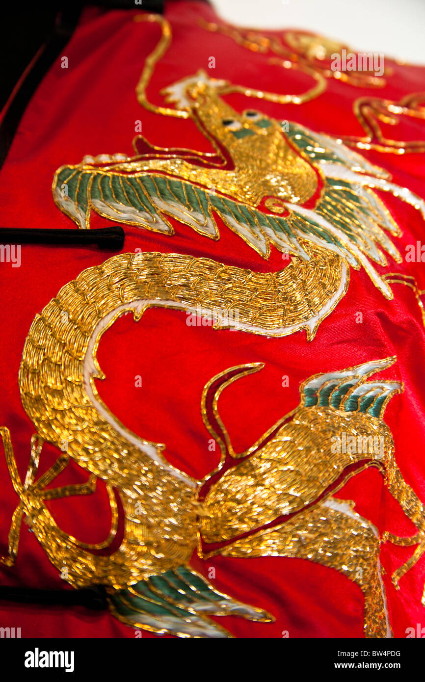 Red and gold robe hi-res stock photography and images - Alamy