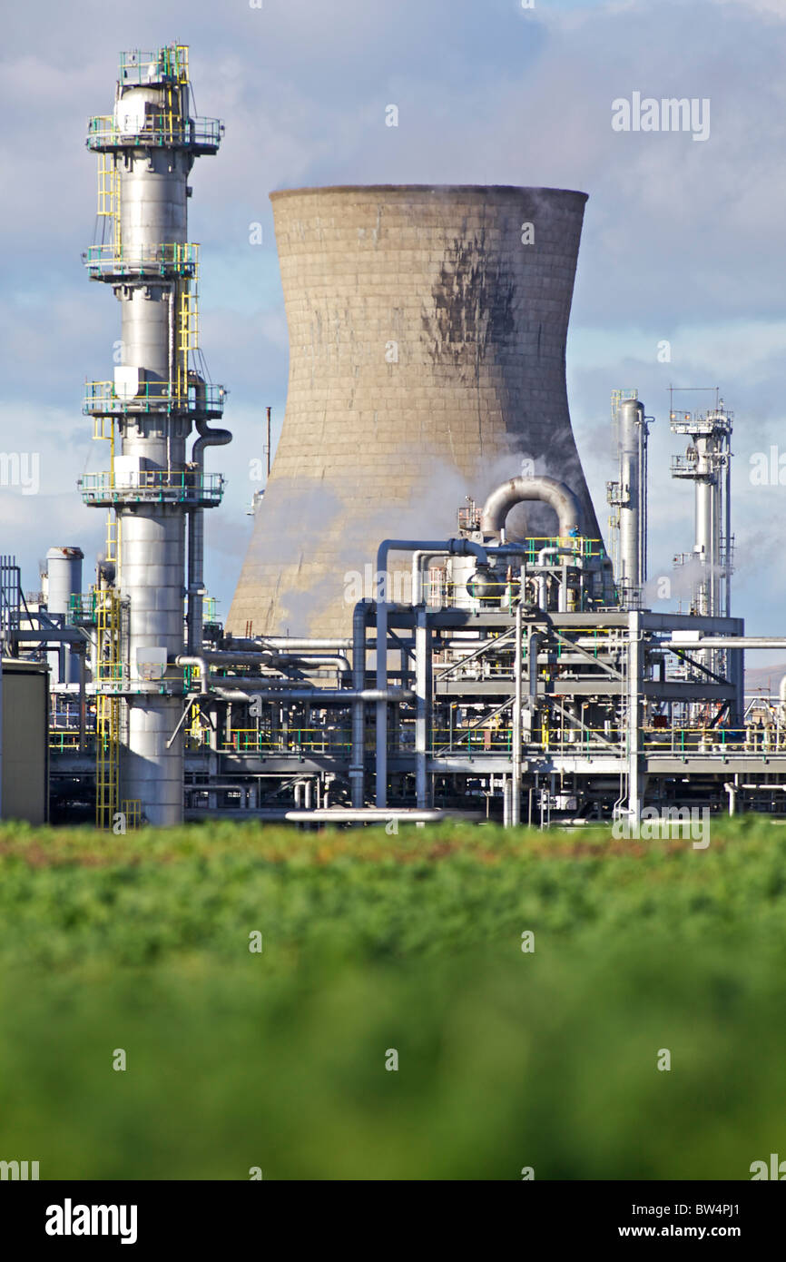 Refinery cooling tower hi-res stock photography and images - Alamy