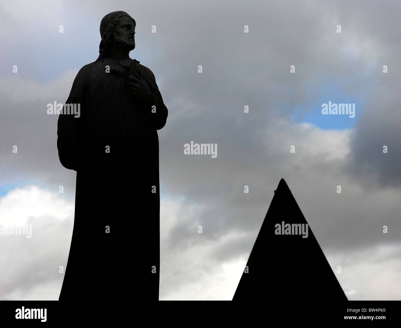 stirling scotland statue graveyard triangle Stock Photo - Alamy
