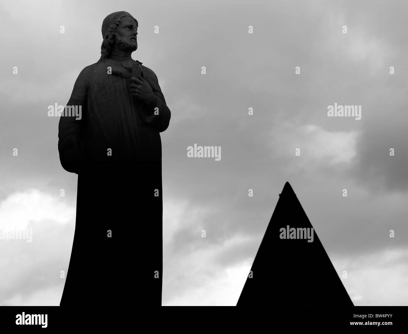 stirling scotland statue graveyard triangle monochrome Stock Photo - Alamy