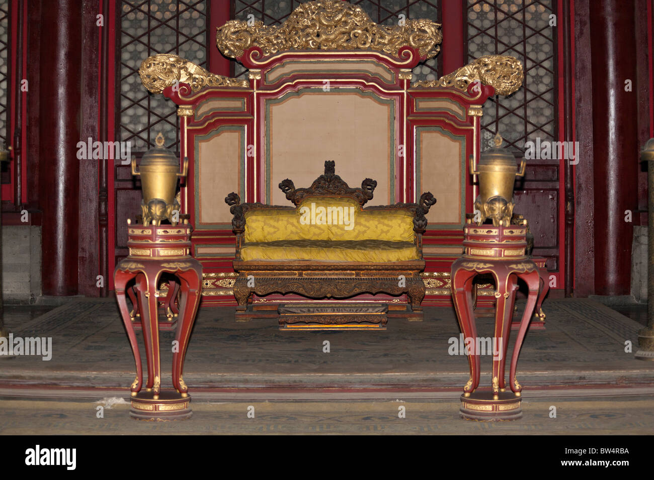 Chinese emperor chair hi-res stock photography and images - Alamy