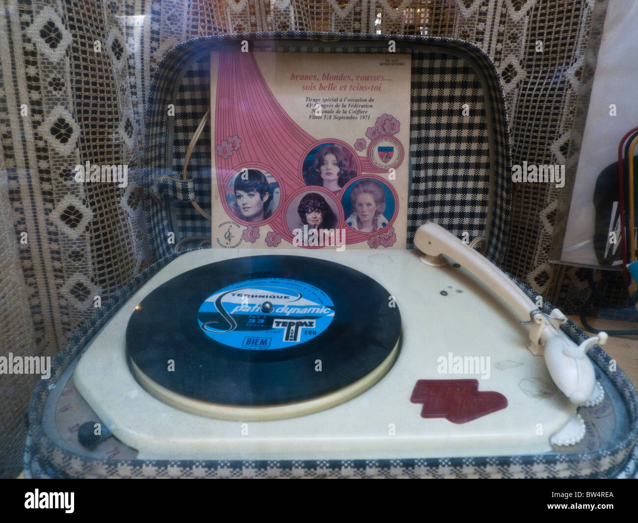 Retro record player hi-res stock photography and images - Alamy