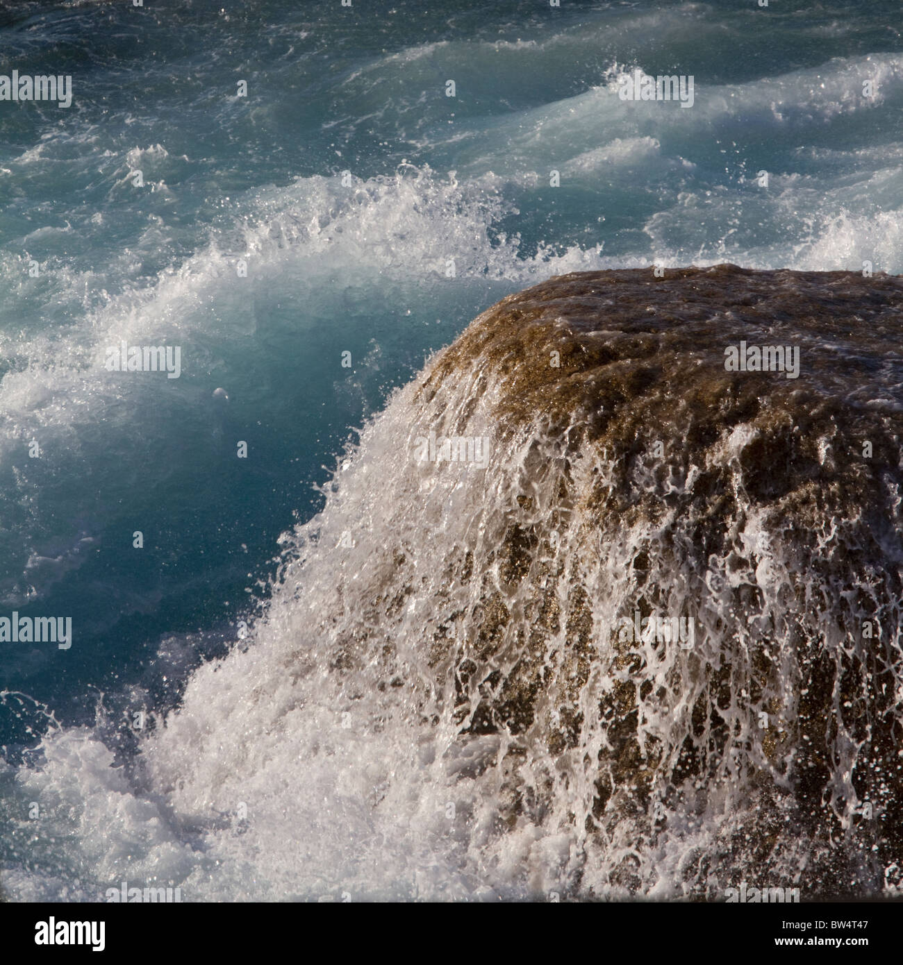 Surf against rocks hi-res stock photography and images - Alamy