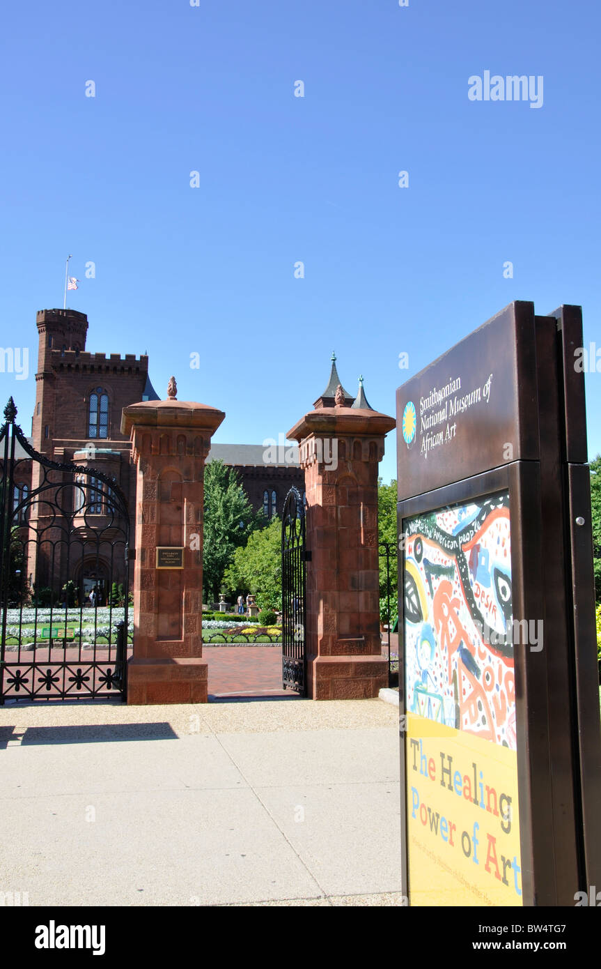 The Smithsonian Castle ( Smithsonian Institution ), Washington DC, USA ...