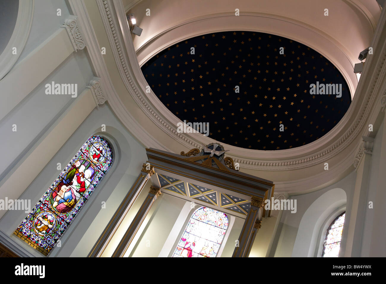 Beautiful symmetry adorn this angled aspect of the apse and altar piece ...