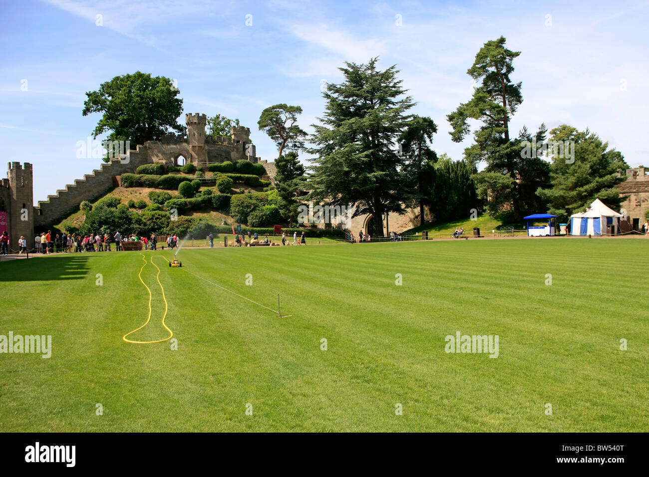 The Central Courtyard lawn and mound at Warwick Castle Stock Photo - Alamy