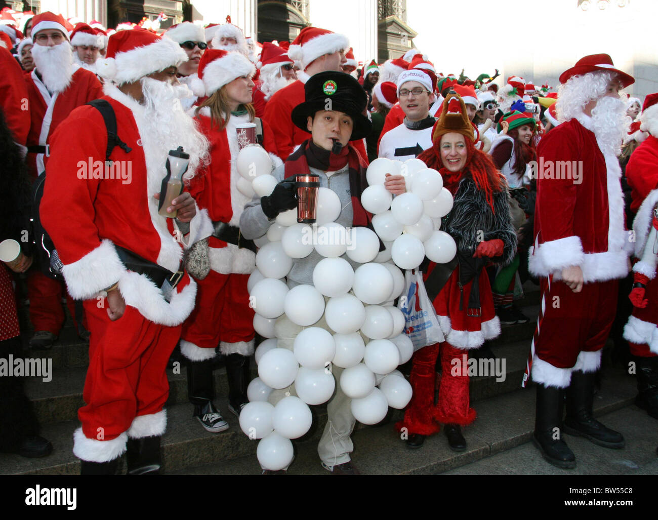 Costumed Santa Claus Revelers Celebrate Annual NYC SANTACON Bar Crawl ...