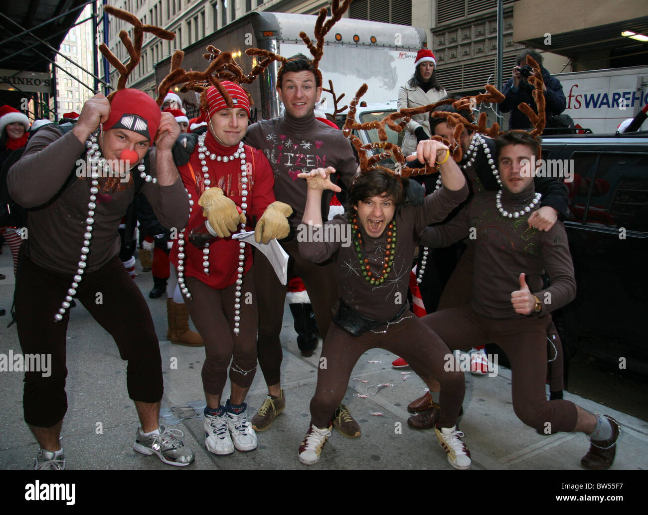 Costumed Santa Claus Revelers Celebrate Annual NYC SANTACON Bar Crawl ...