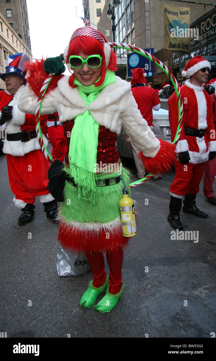 Costumed Santa Claus Revelers Celebrate Annual NYC SANTACON Bar Crawl ...
