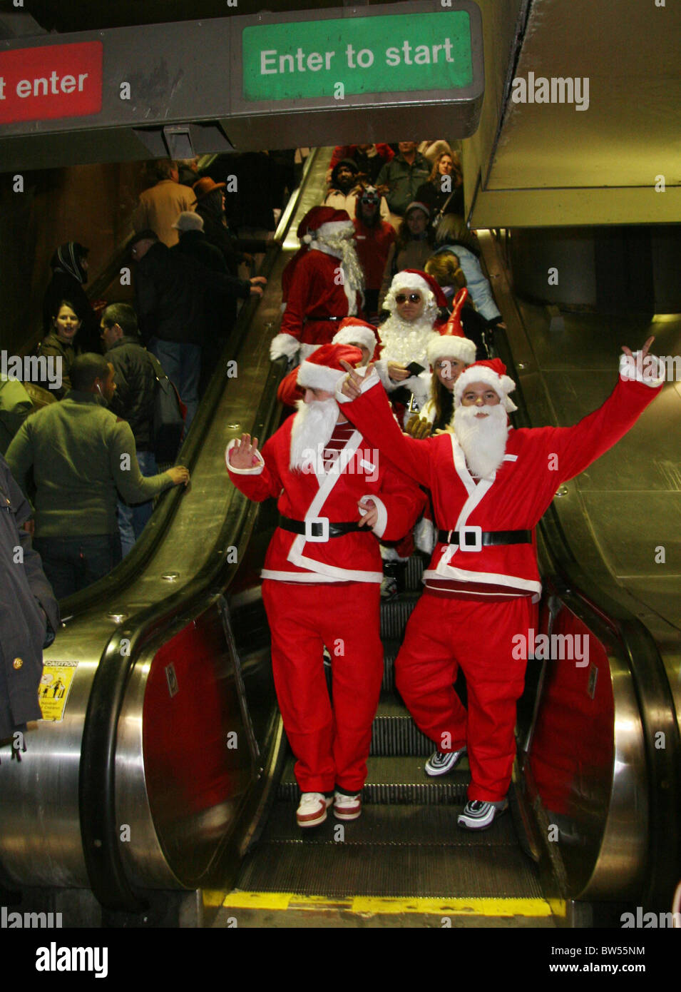 Costumed Santa Claus Revelers Celebrate Annual NYC SANTACON Bar Crawl ...