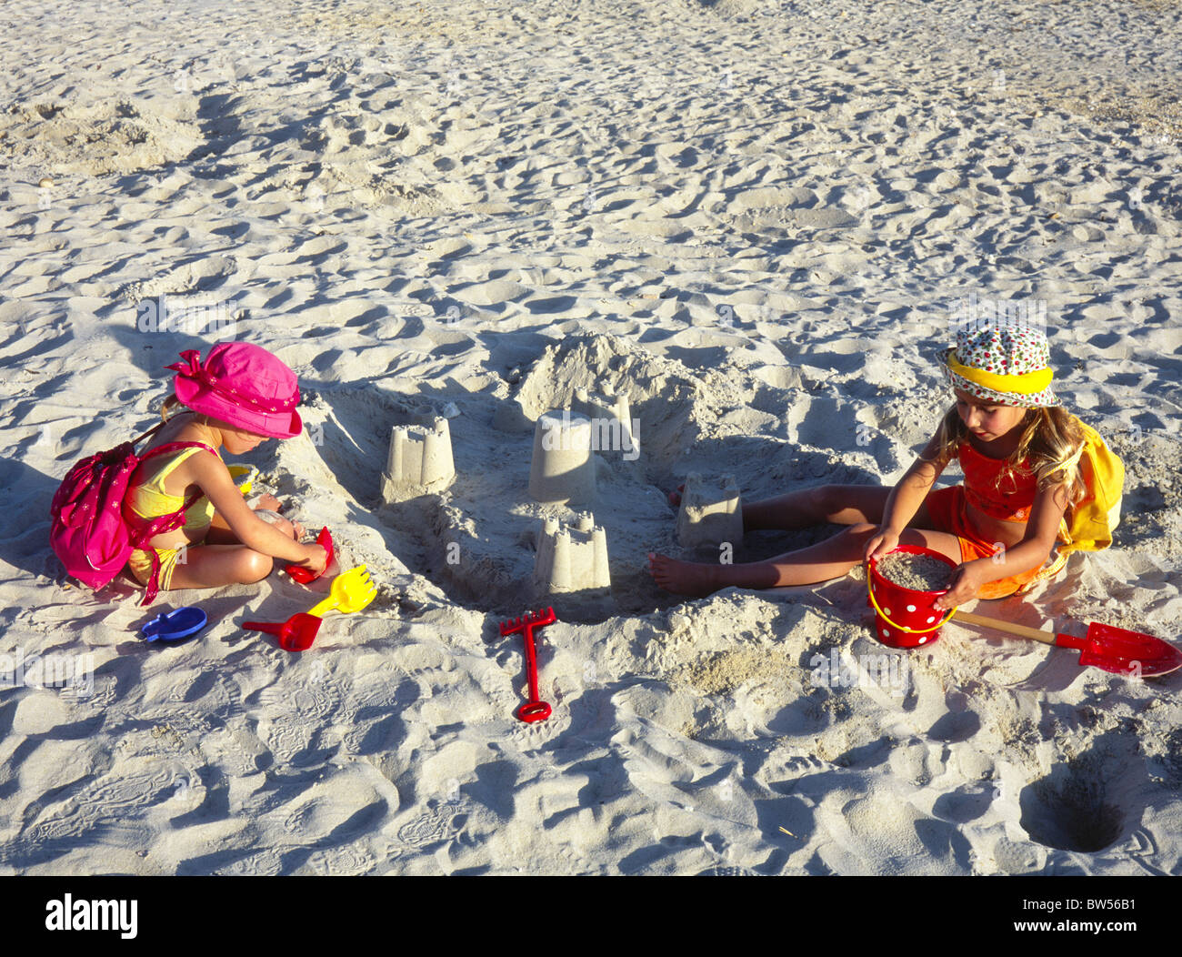Children building sand castles hi-res stock photography and images - Alamy