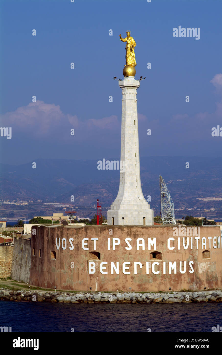 Obelisk at entrance to Harbour Stock Photo - Alamy