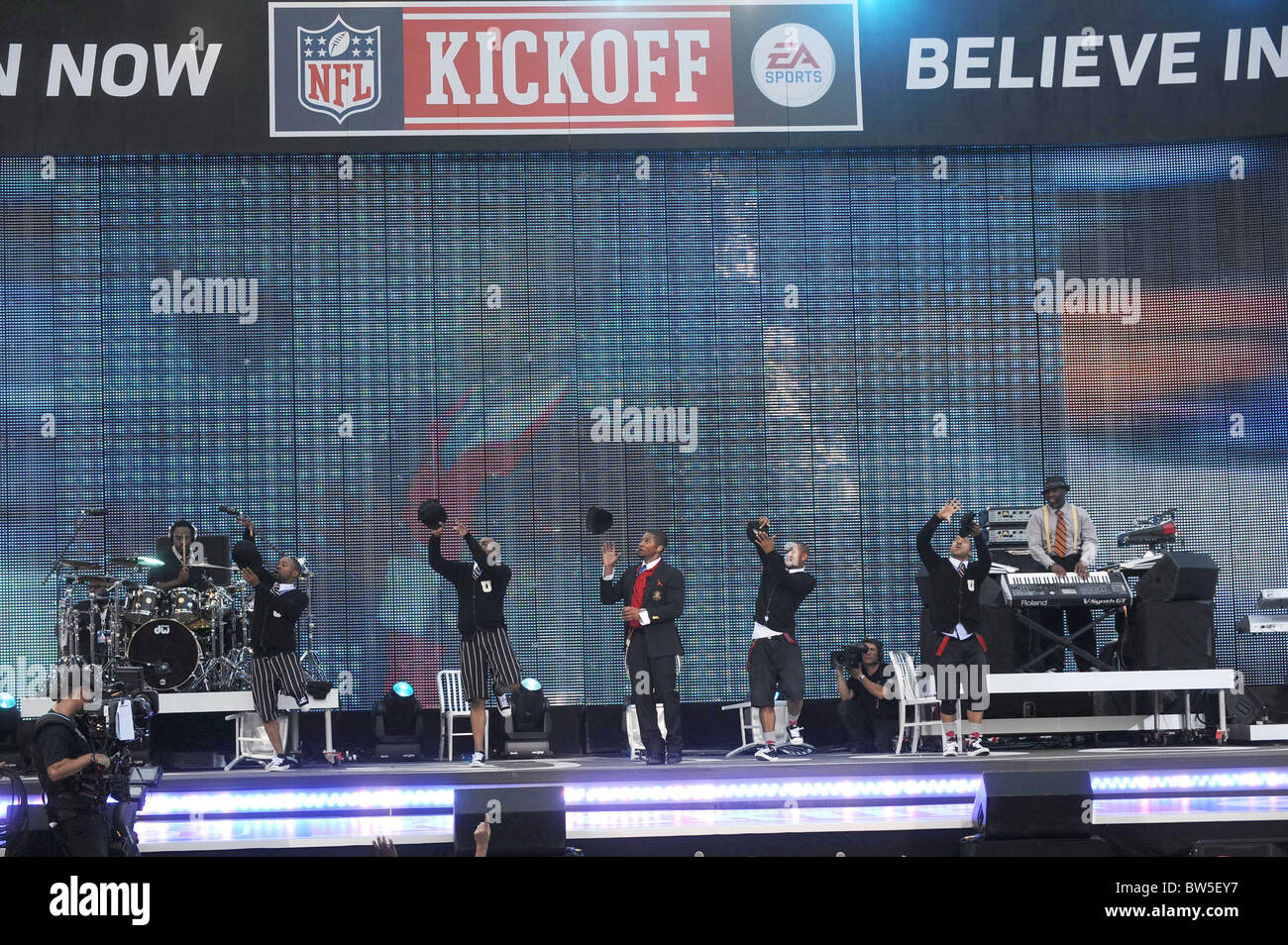 Kickoff circle hi-res stock photography and images - Alamy