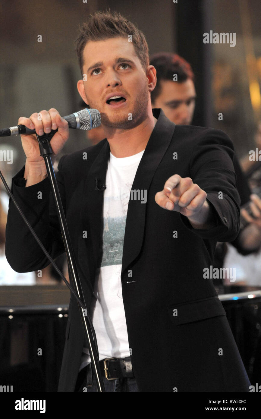 George michael singing hi-res stock photography and images - Alamy