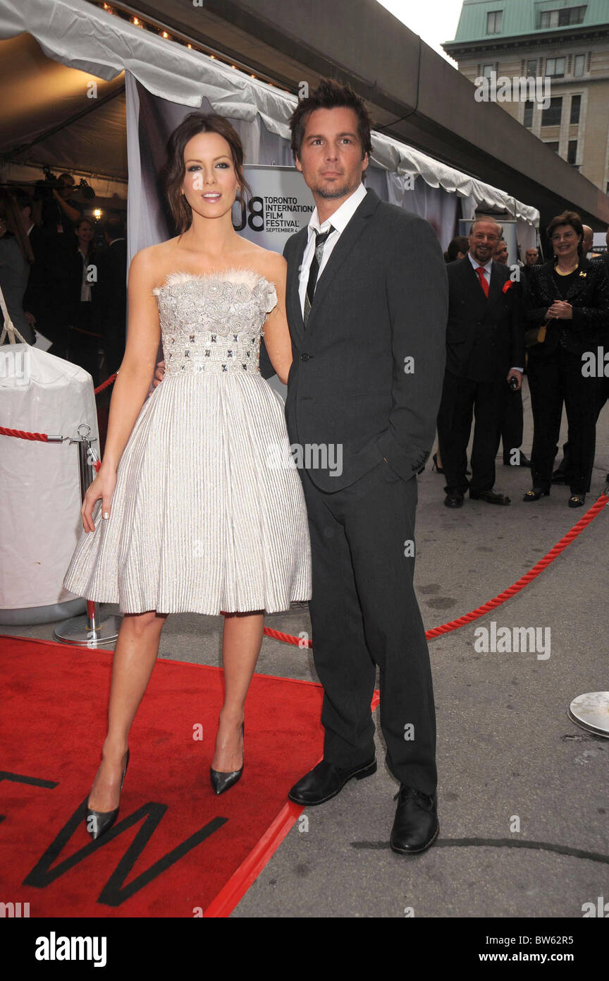 Silver dres hi-res stock photography and images - Alamy