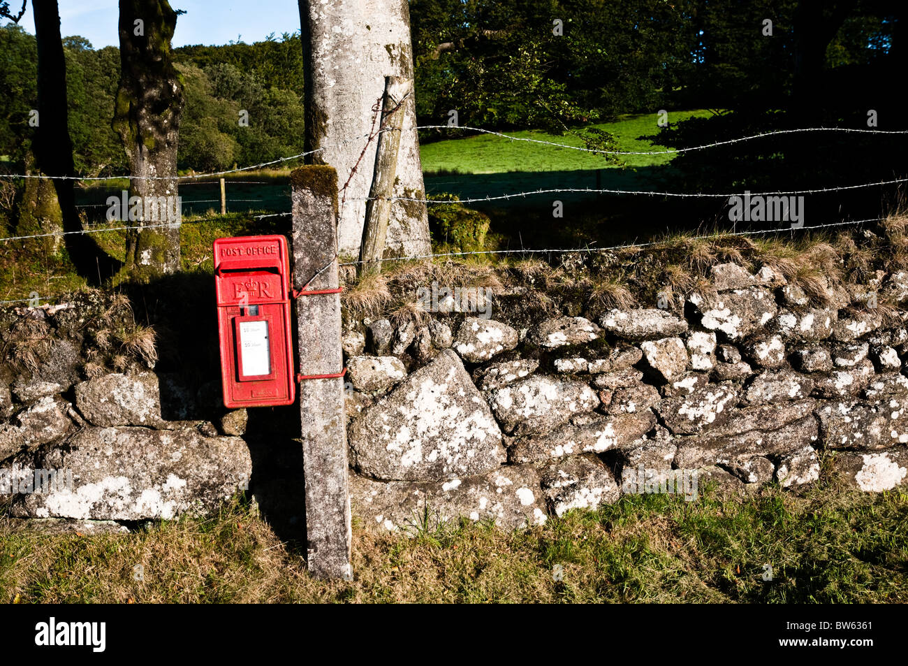 English postbox in stone wall hi-res stock photography and images - Alamy