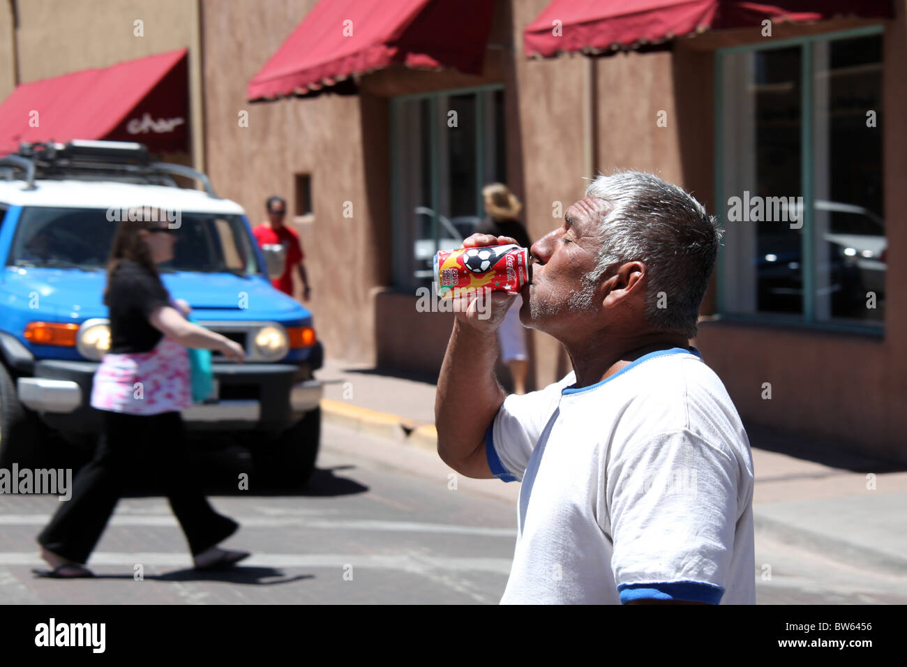 People drinking coca cola mexico hi-res stock photography and images ...