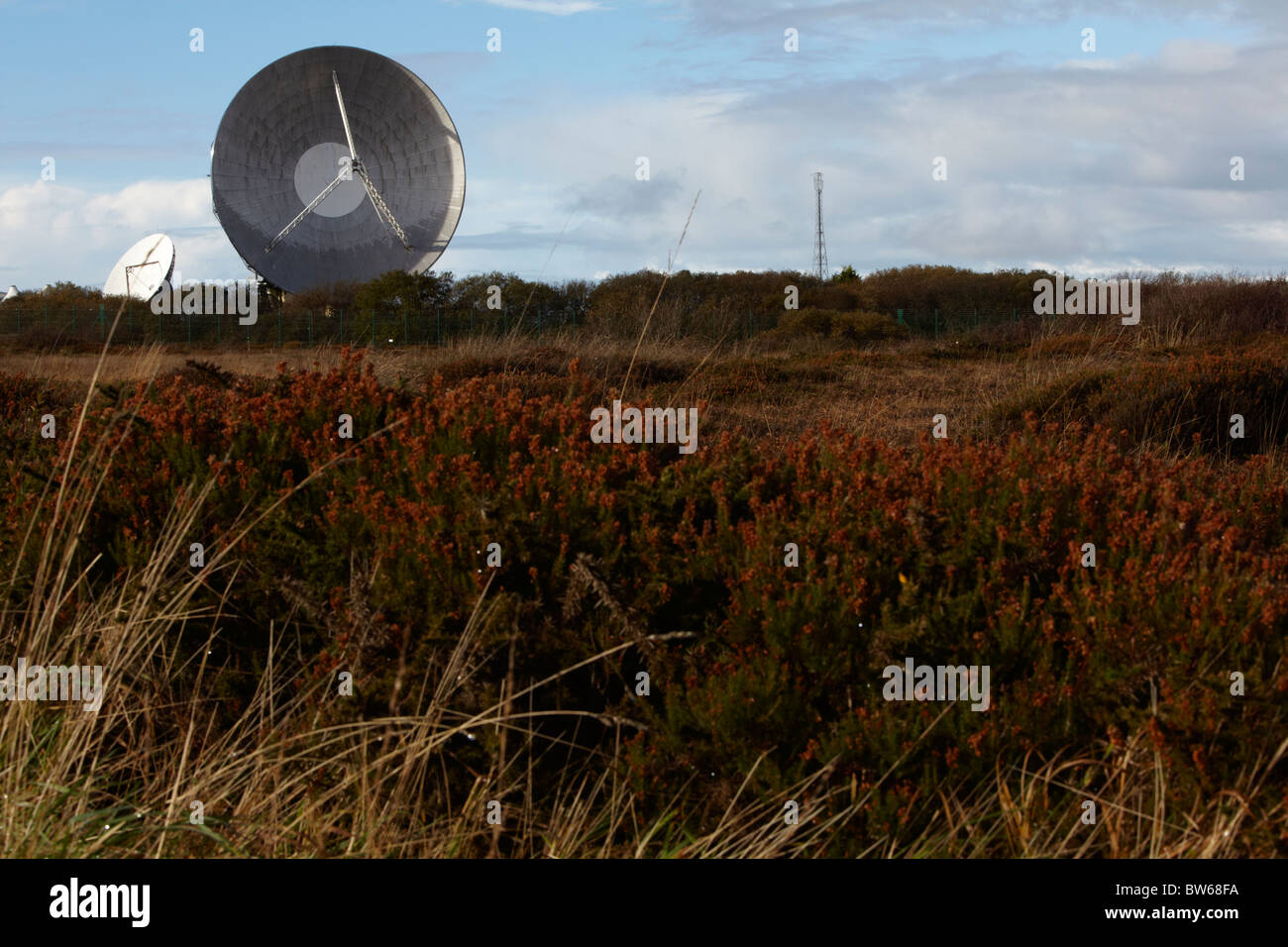 Large radar dish hi-res stock photography and images - Alamy