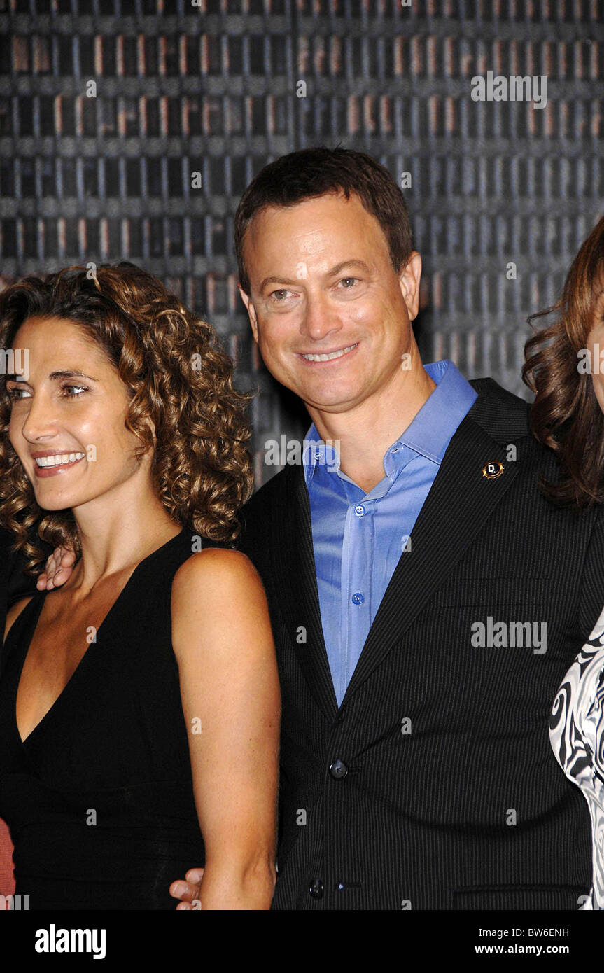 Ny 100th episode cake hi-res stock photography and images - Alamy