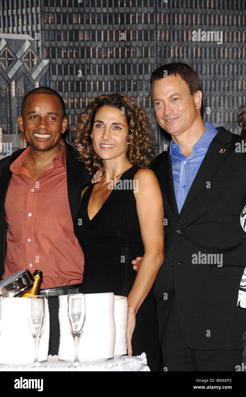 Ny 100th episode cake hi-res stock photography and images - Alamy