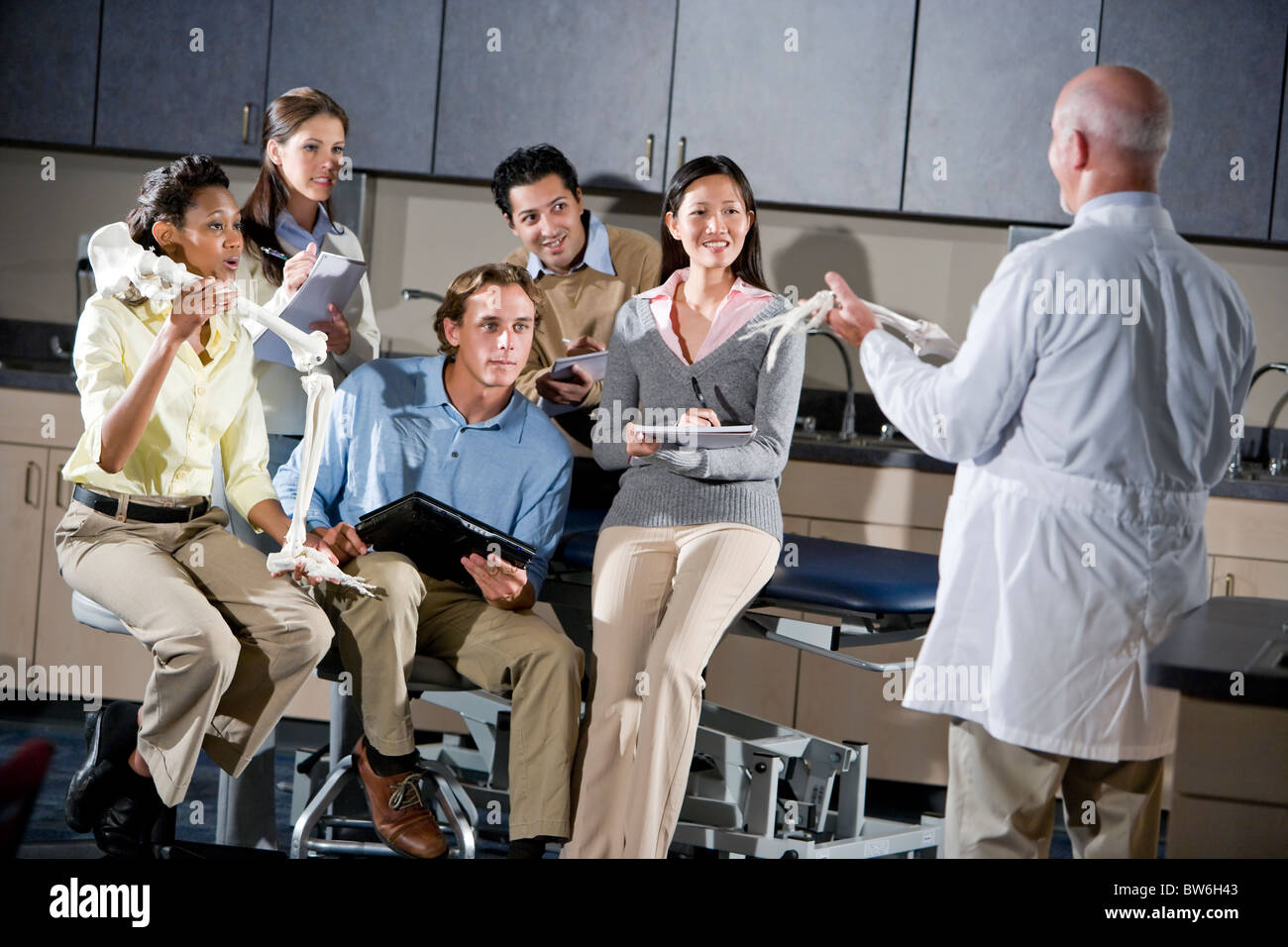 Medical students anatomy lecture hi-res stock photography and images ...