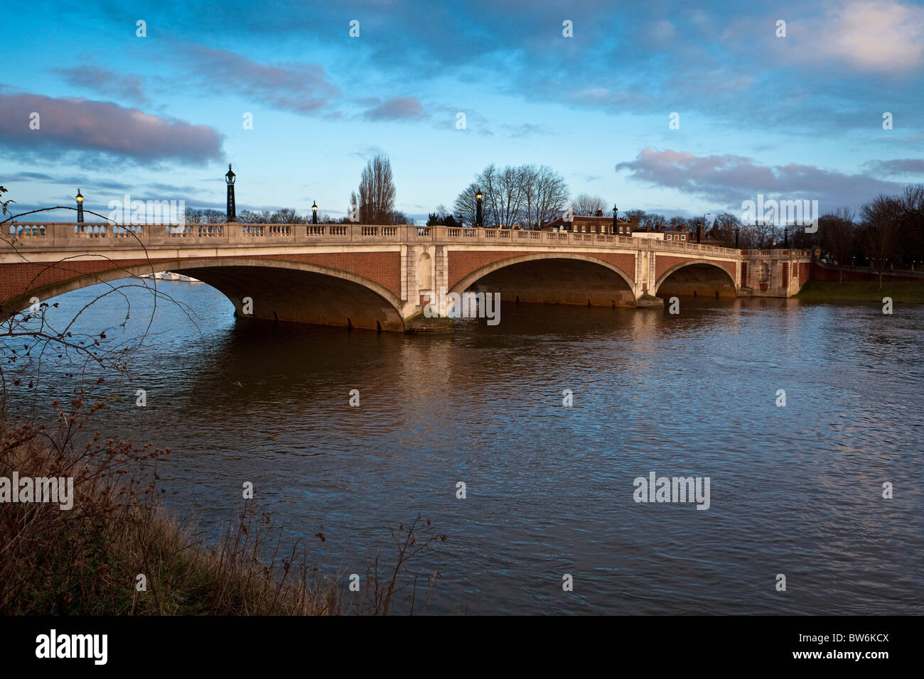 Hampton court bridge hi-res stock photography and images - Alamy