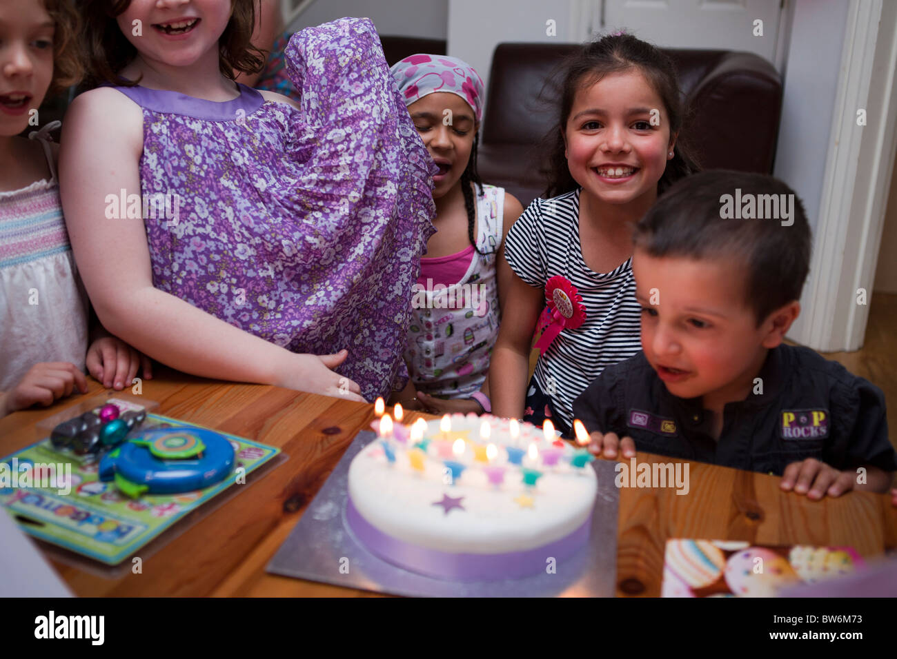 Kids party cake hi-res stock photography and images - Alamy