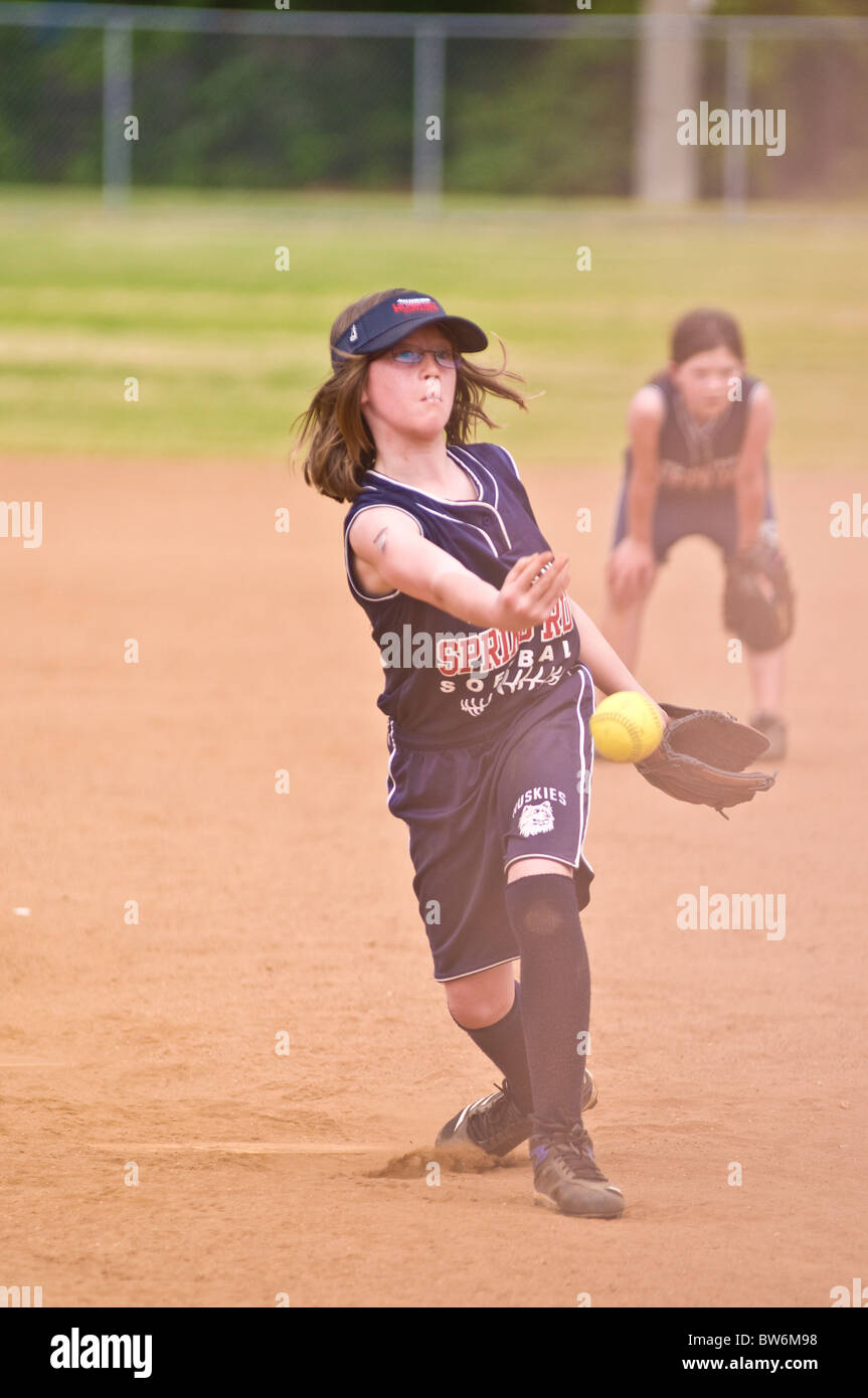 1 young Caucasian female baseball pitcher Stock Photo - Alamy