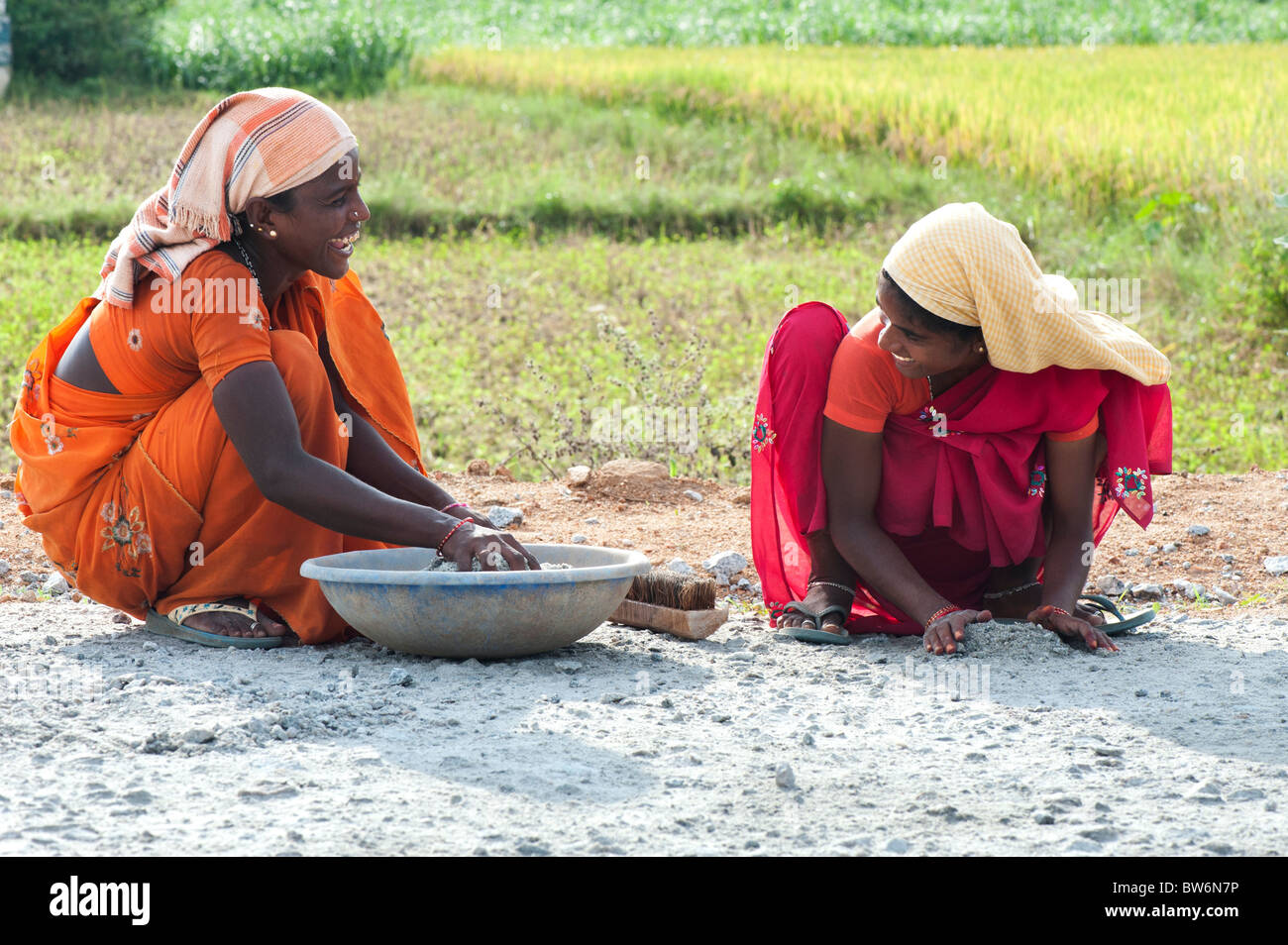 Indian road construction workers hi-res stock photography and images ...