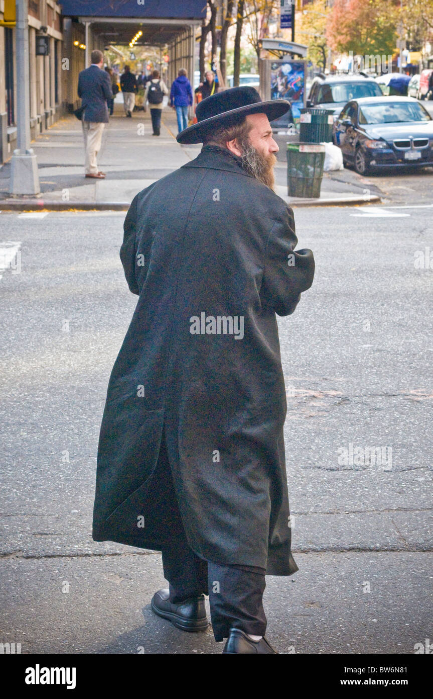 One orthodox Jewish man crossing NYC street Stock Photo - Alamy