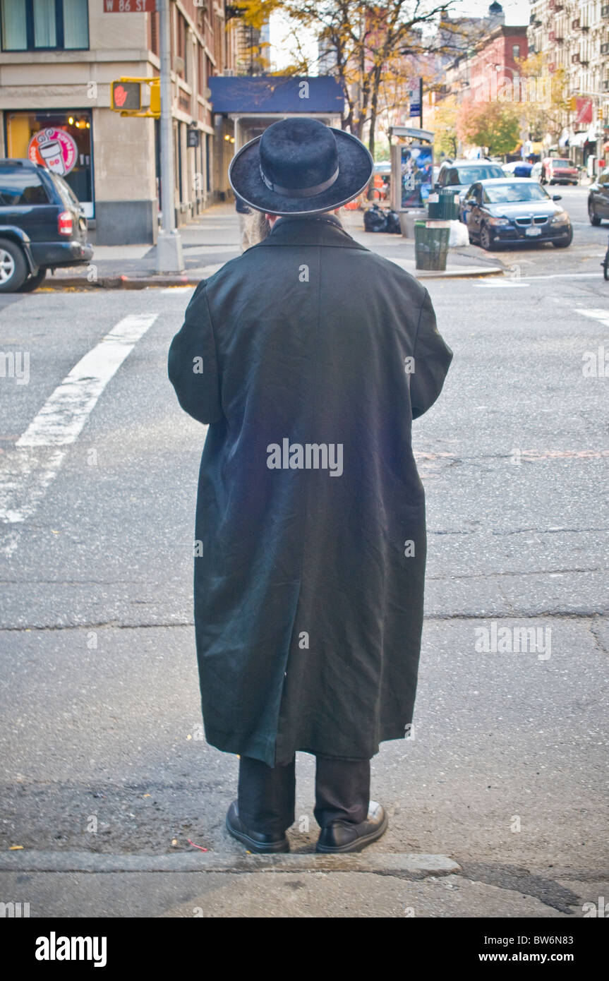One orthodox Jewish man crossing NYC street Stock Photo - Alamy