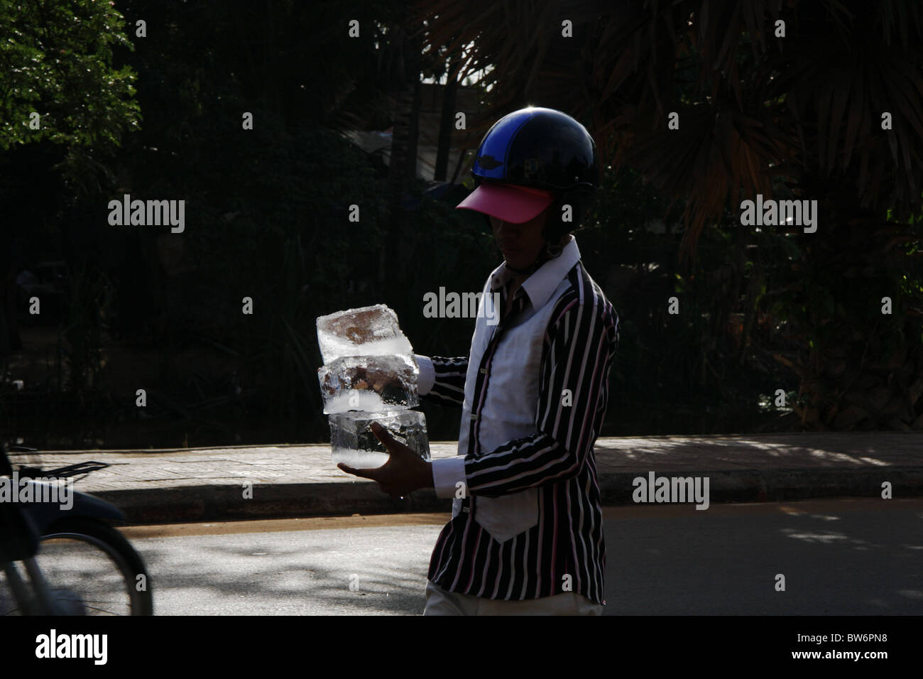 Ice delivery man hi-res stock photography and images - Alamy