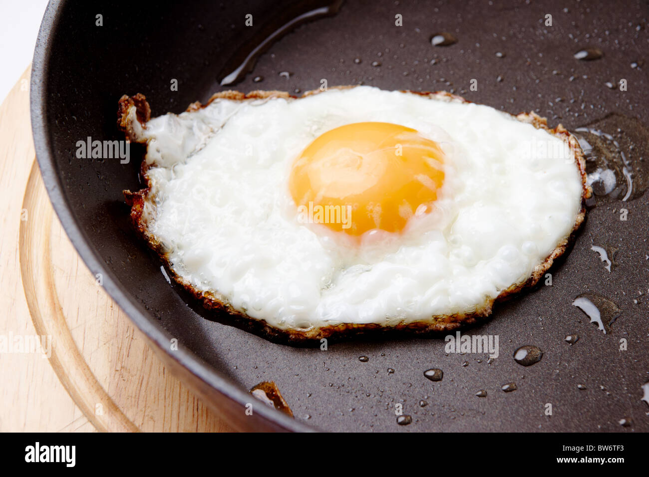 Image of fried egg on Teflon saucepan Stock Photo - Alamy