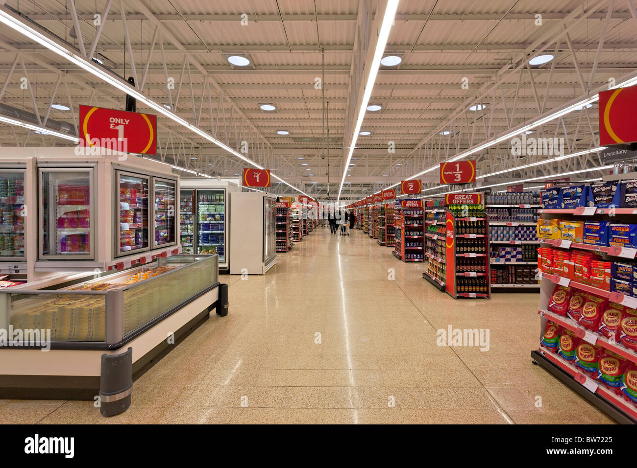 Supermarket interior hi-res stock photography and images - Alamy