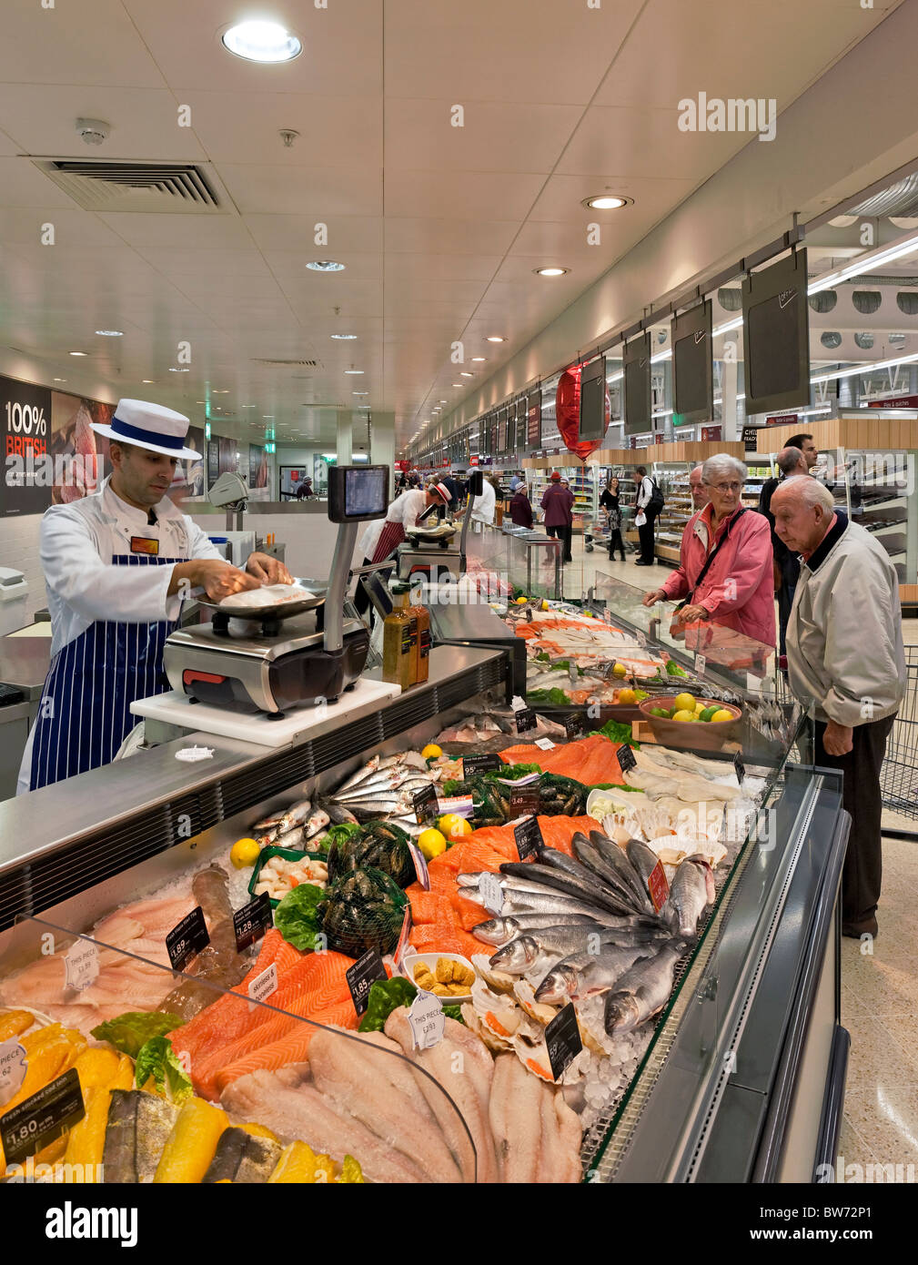 Fishmonger display at supermarket Stock Photo - Alamy