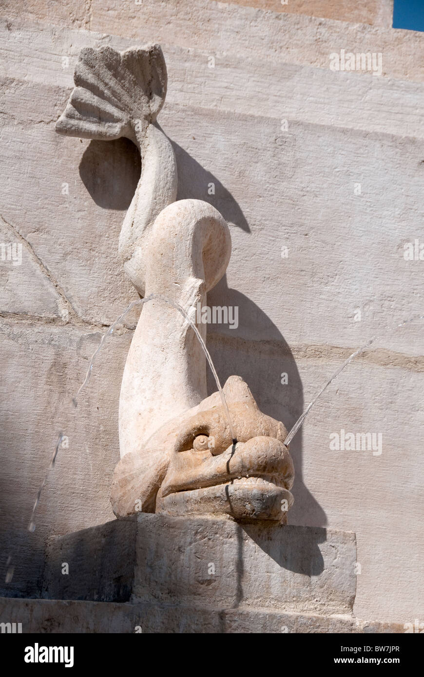 Fish fountain hi-res stock photography and images - Alamy