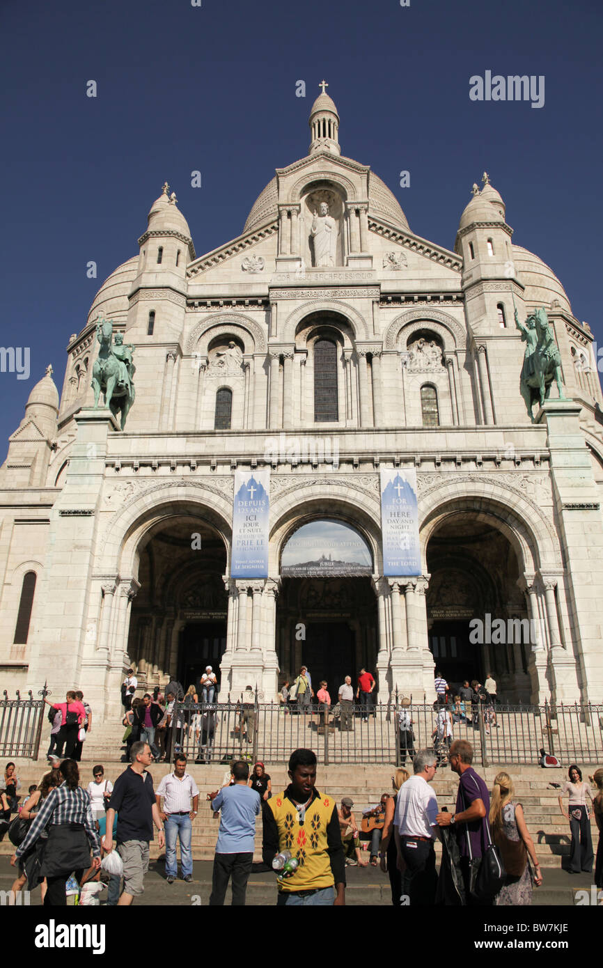 People on the steps of the Sacre Coeur in Paris Stock Photo - Alamy