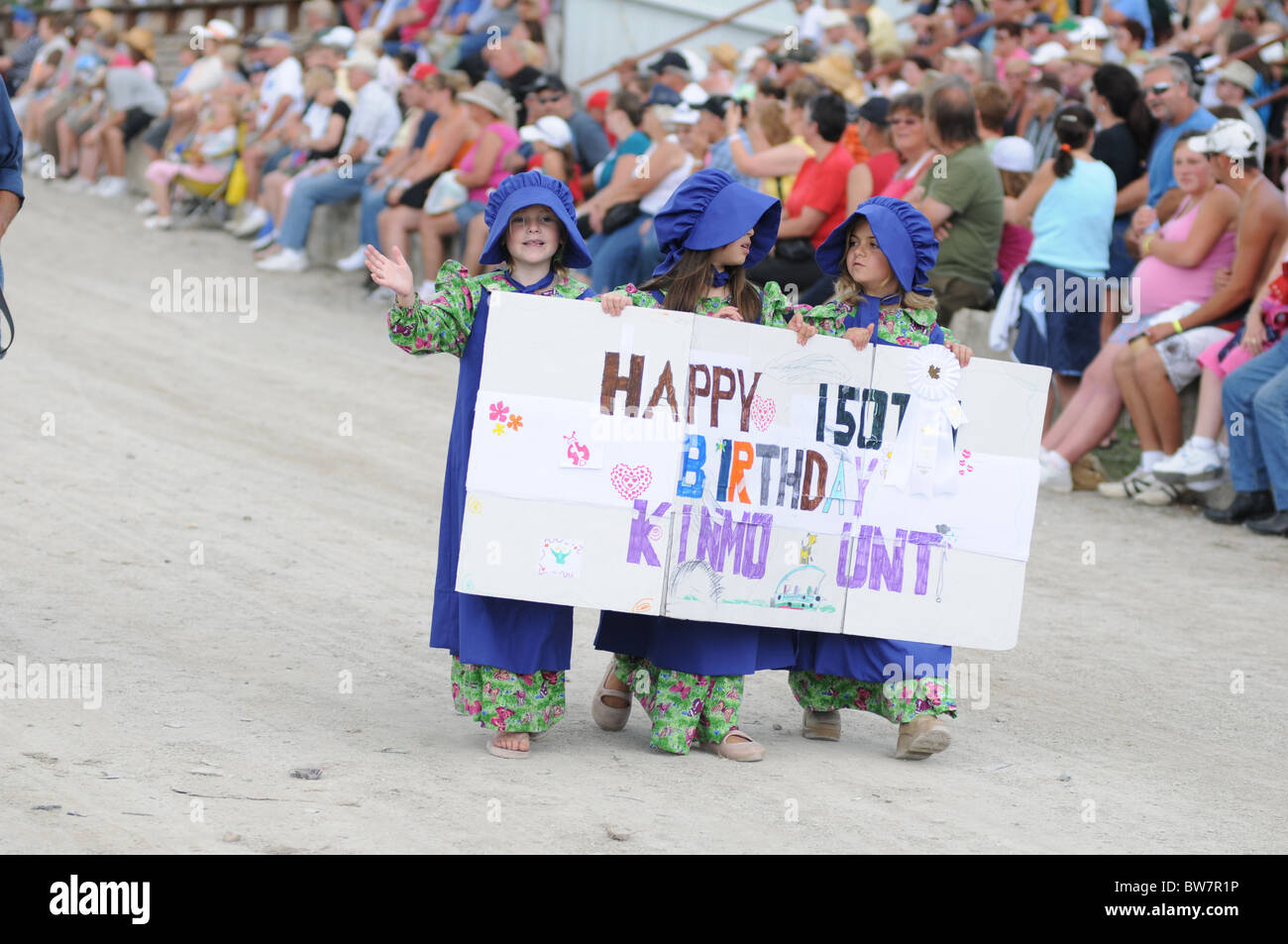 Children watching parade hi-res stock photography and images - Alamy