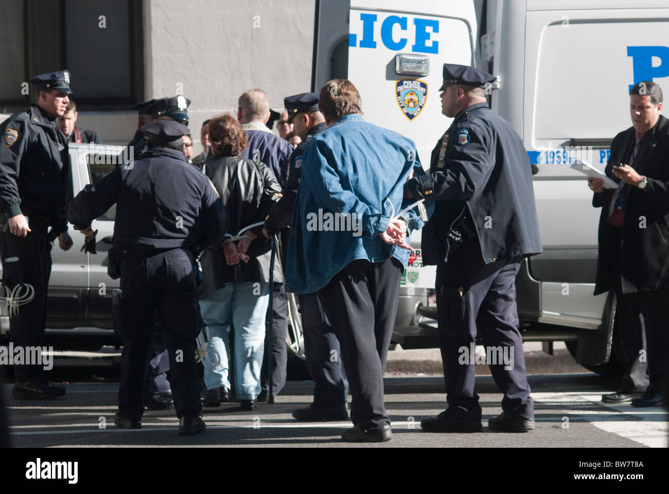 Civil disobedience arrest hi-res stock photography and images - Alamy