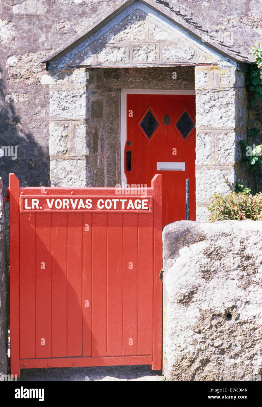 Cottage exterior traditional gates hi-res stock photography and images ...