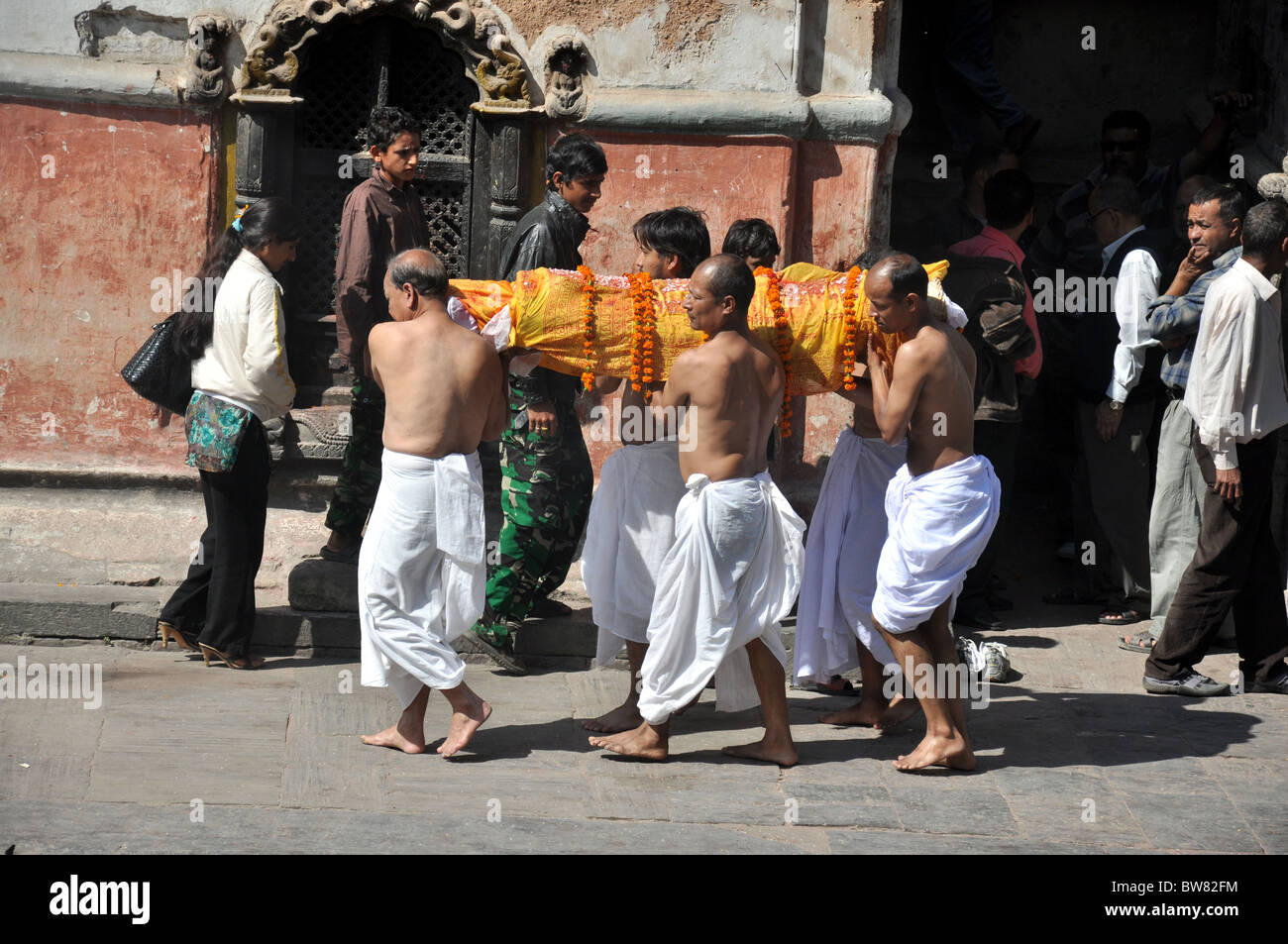 Hindu family carrying deceased member to cremation Stock Photo - Alamy