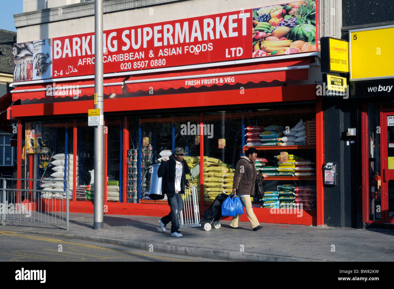 UK SHOPPERS IN BARKING HIGH STREET IN LONDON Stock Photo - Alamy