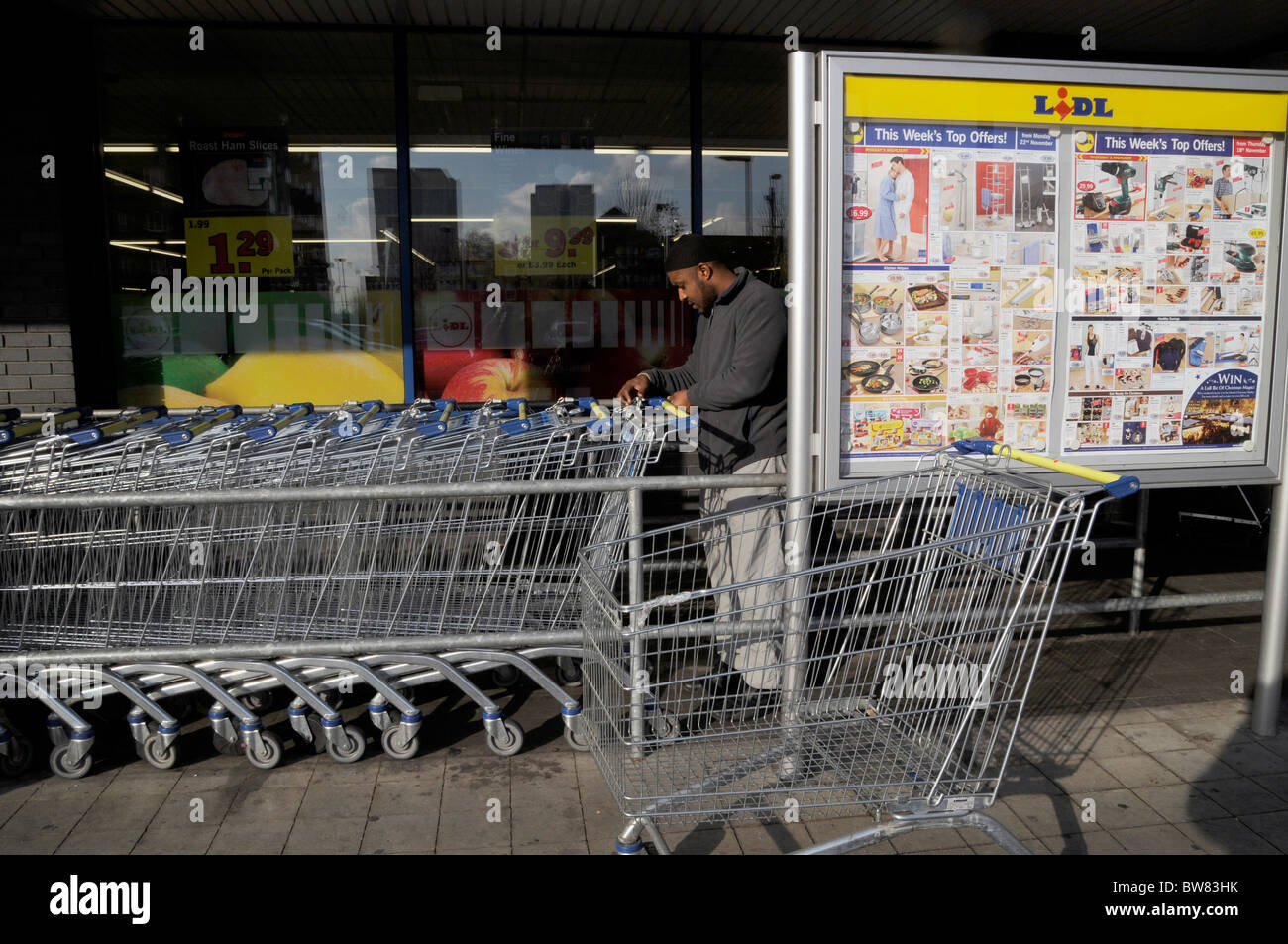 UK CUSTOMERS AT A LIDL SUPERMARKET IN BARKING LONDON Stock Photo - Alamy