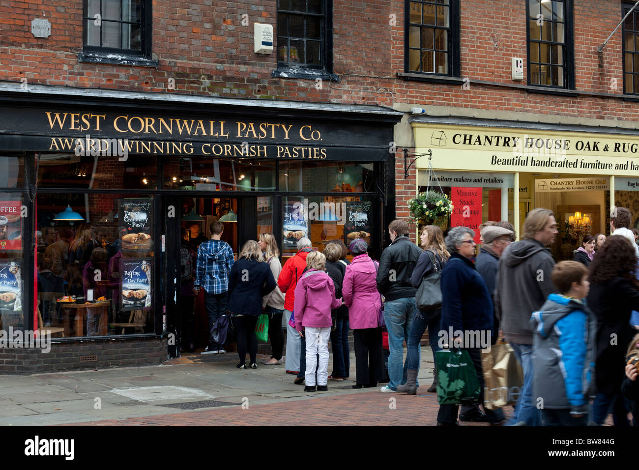 Queue outside a shop hi-res stock photography and images - Alamy