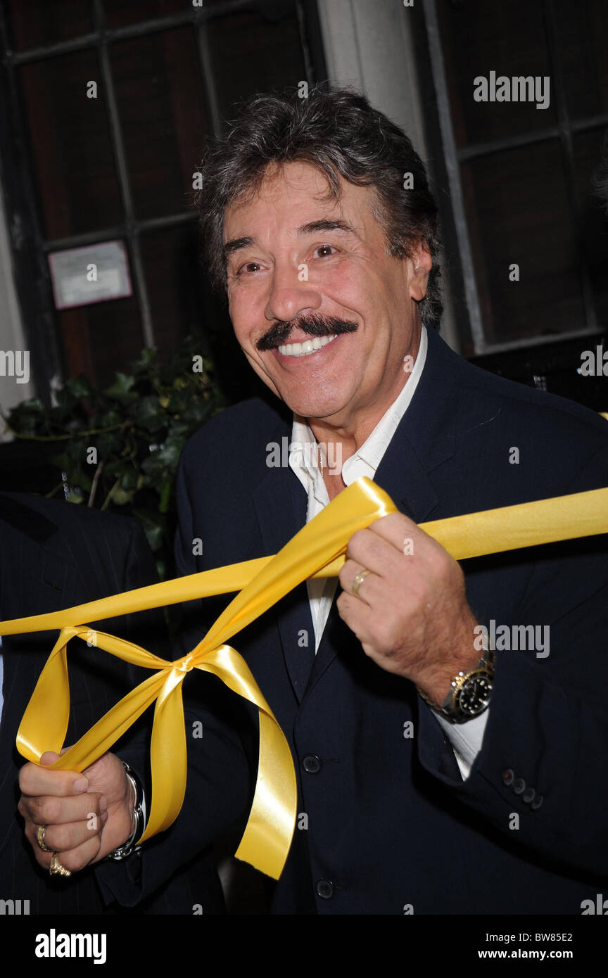 Tony Orlando Ties a Yellow Ribbon 'Round the Old Oak Tree Stock Photo ...