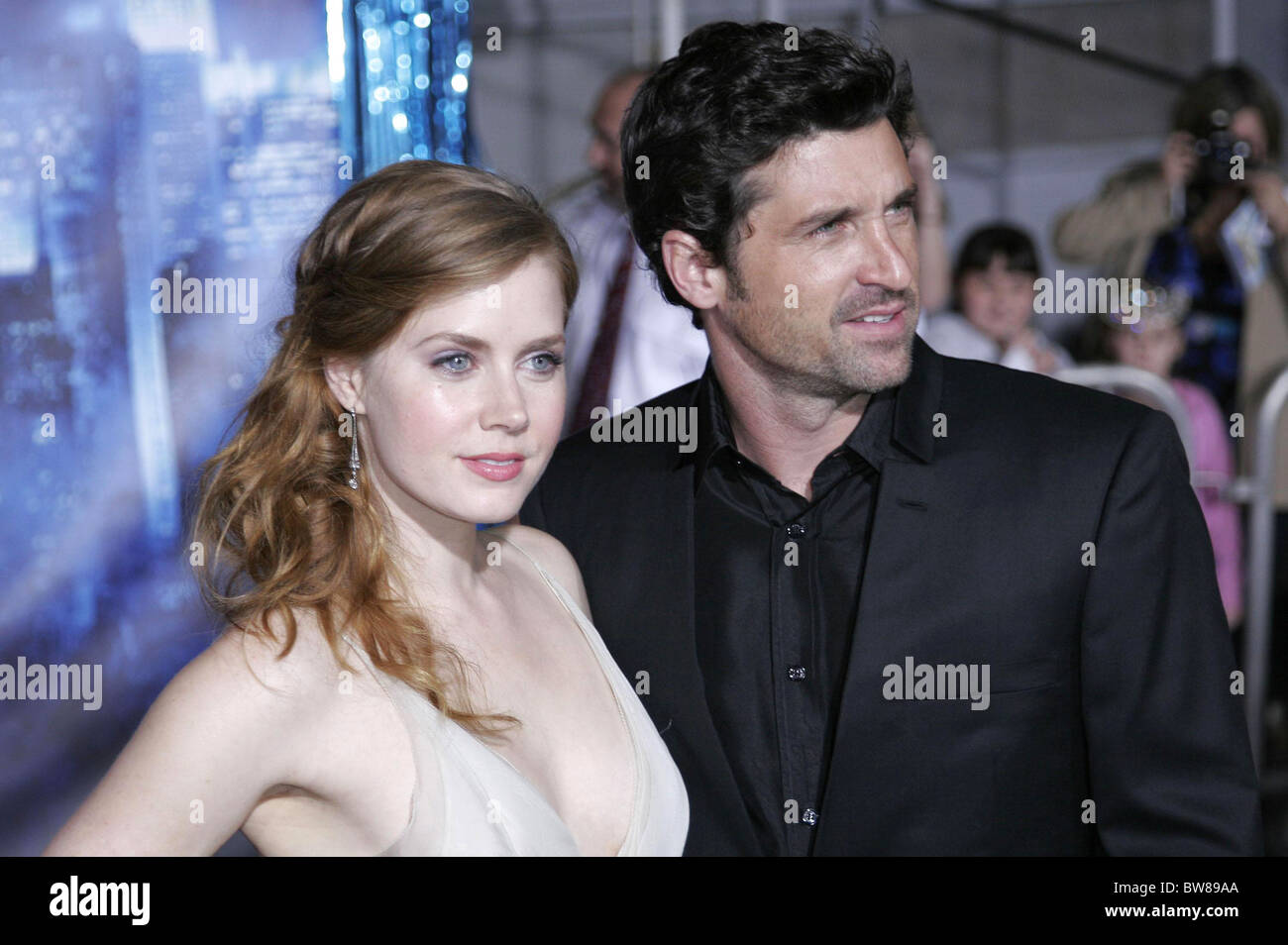 Amy adams enchanted 2007 hi-res stock photography and images - Alamy